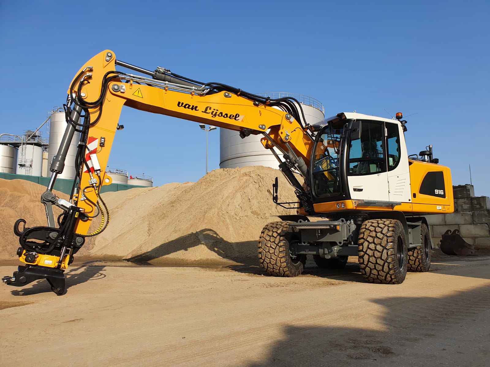 Graafmachine - Verhuur grondverzet materieel, zand en grind ...